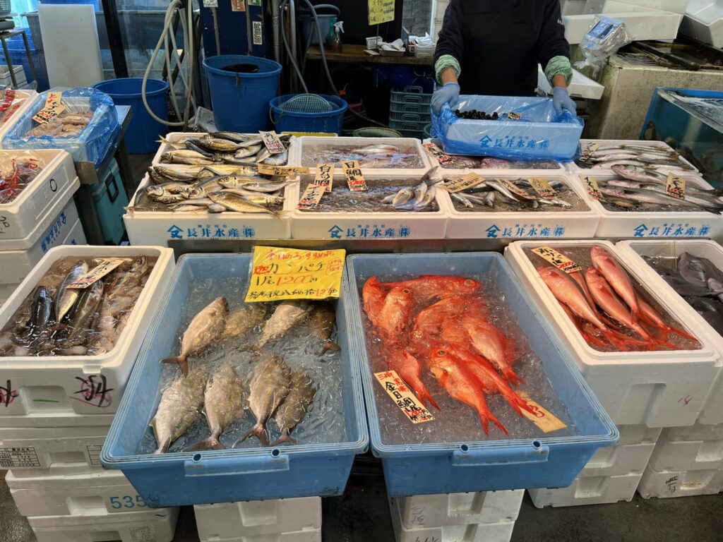海鮮好きにはたまらない！朝獲れ鮮魚や海産物がいっぱい♪『長井水産 直売センター』 | 地元をもっと知る！地域の情報ポータルサイト・JIMOTTO（ジモット）